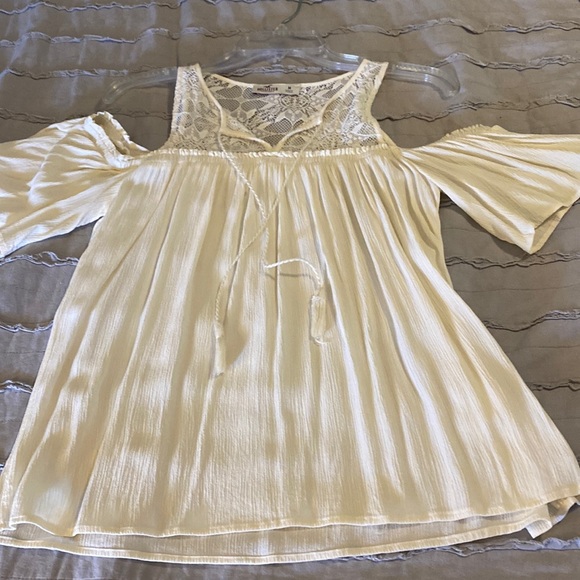 Hollister | Tops | Cute Soft Flowy Cold Shoulder Top Lacy Top Creamy ...